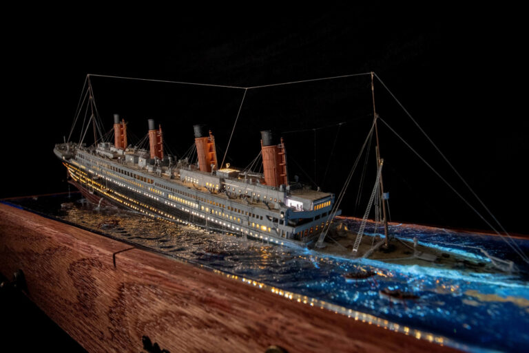 "The Sinking Titanic" Diorama - not-TOYS